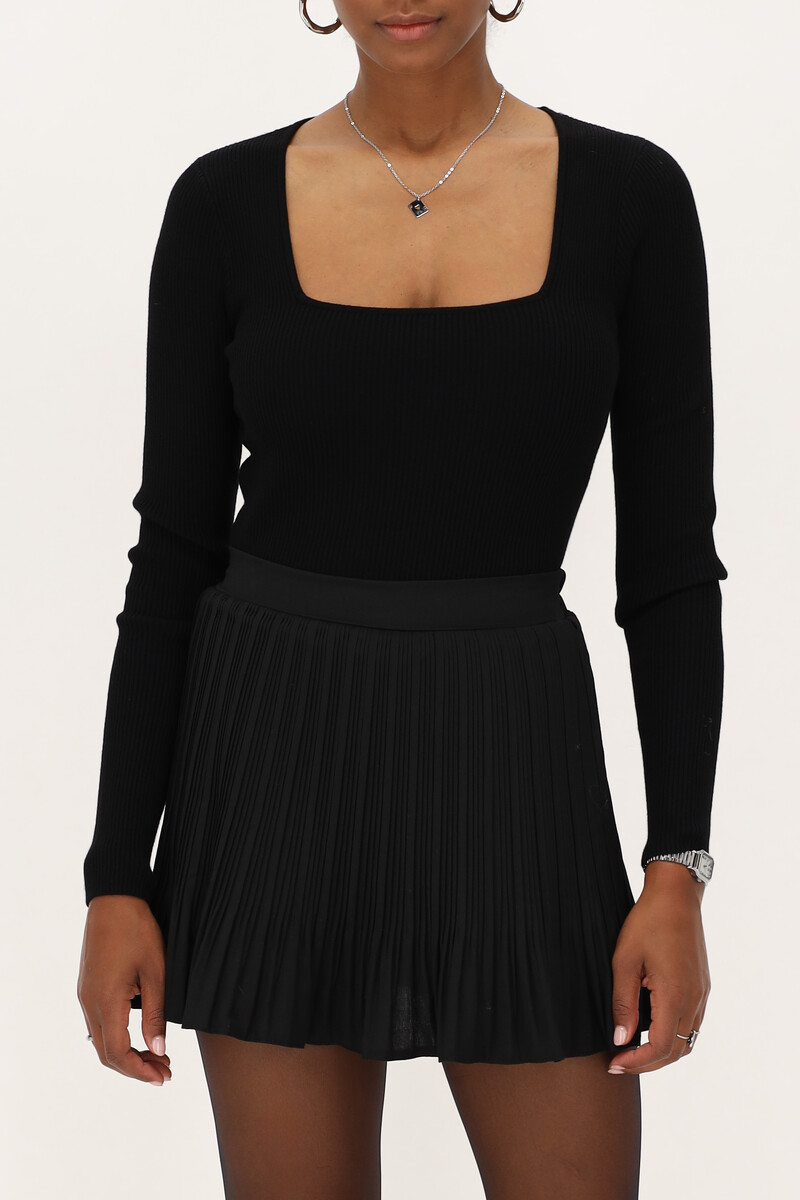 Black long-sleeved top with square neckline | My Jewellery